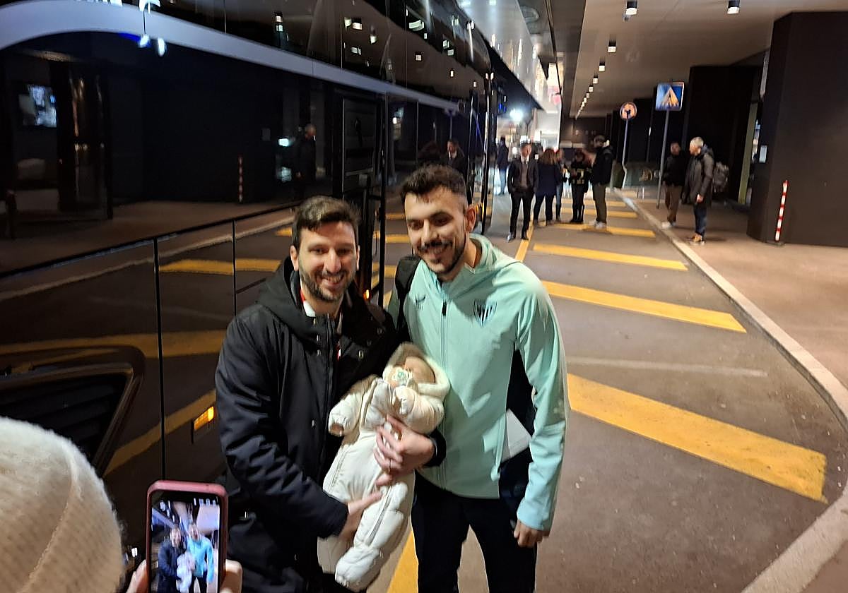 El gesto de Simón, Navarro, Vivián y Paredes con los aficionados que les esperaban en Bérgamo ...